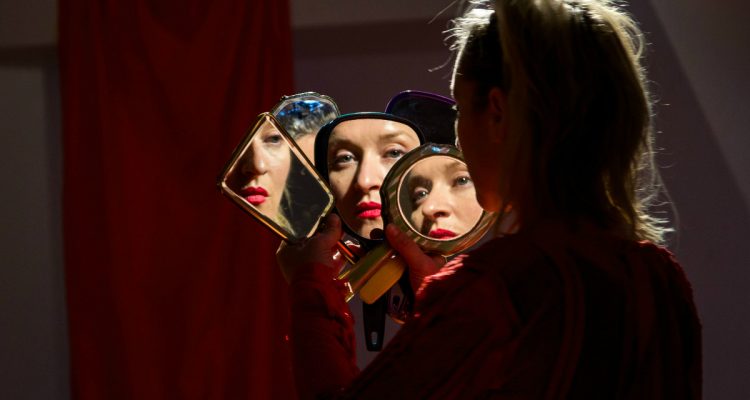 Amanda Coogan: Long Now | Film-Rezensionen.de
