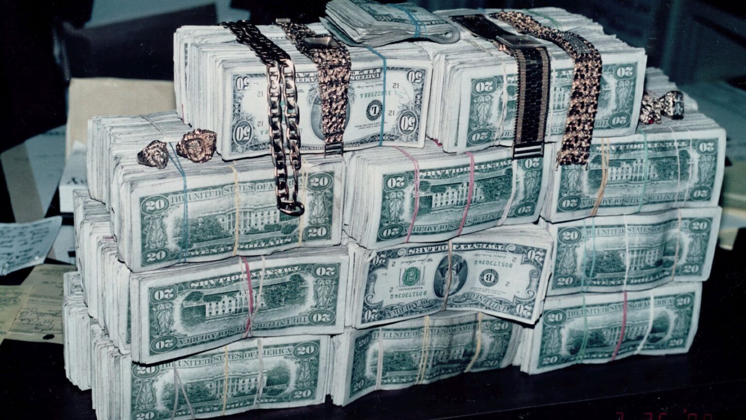 HOW TO BECOME A MOB BOSS (2023) | Film-Rezensionen.de