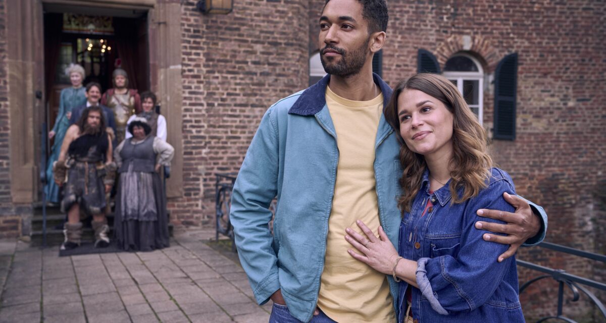 Ghosts (2025) – Staffel 1 | Film-Rezensionen.de